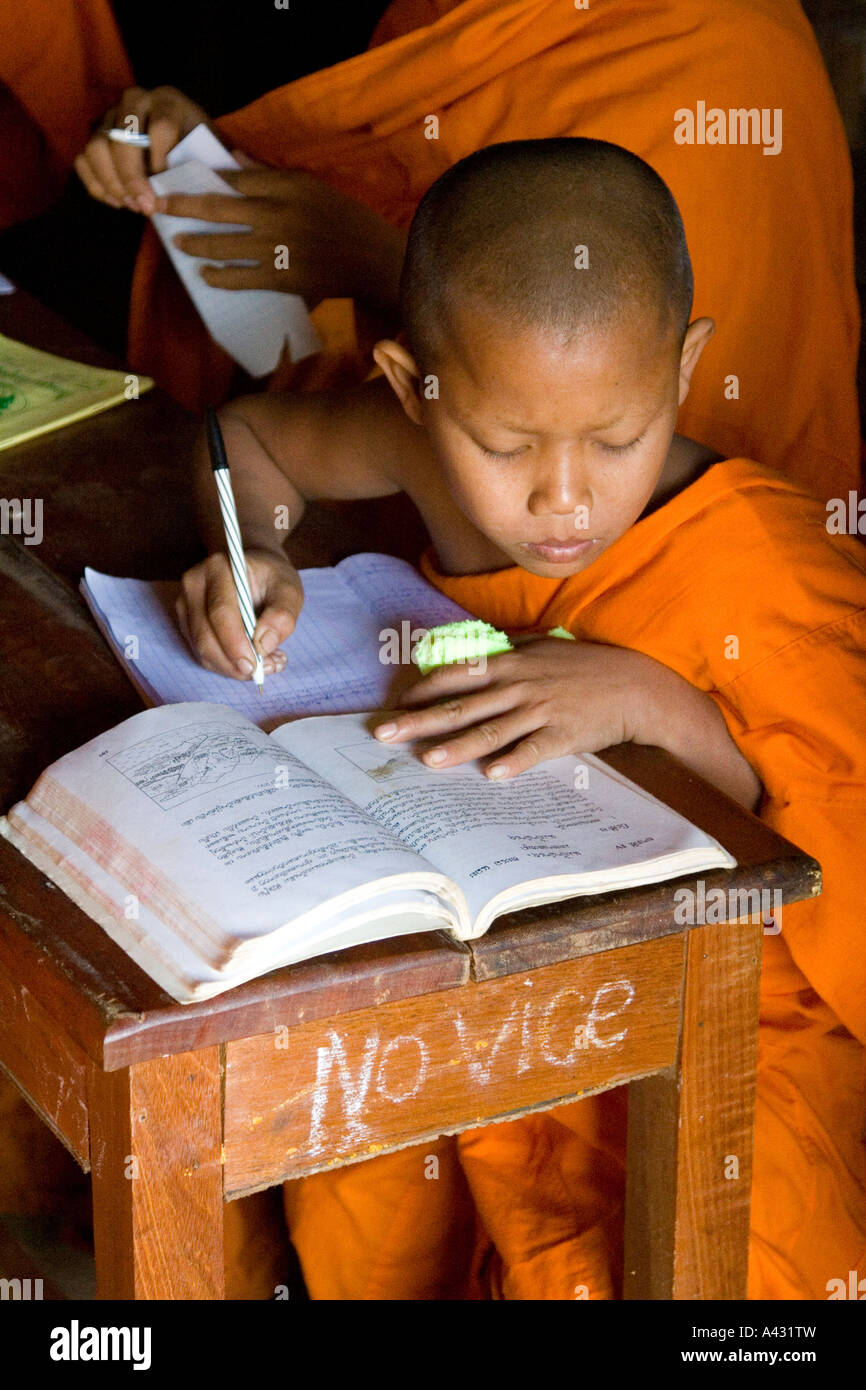 Novice monks working hi-res stock photography and images - Alamy