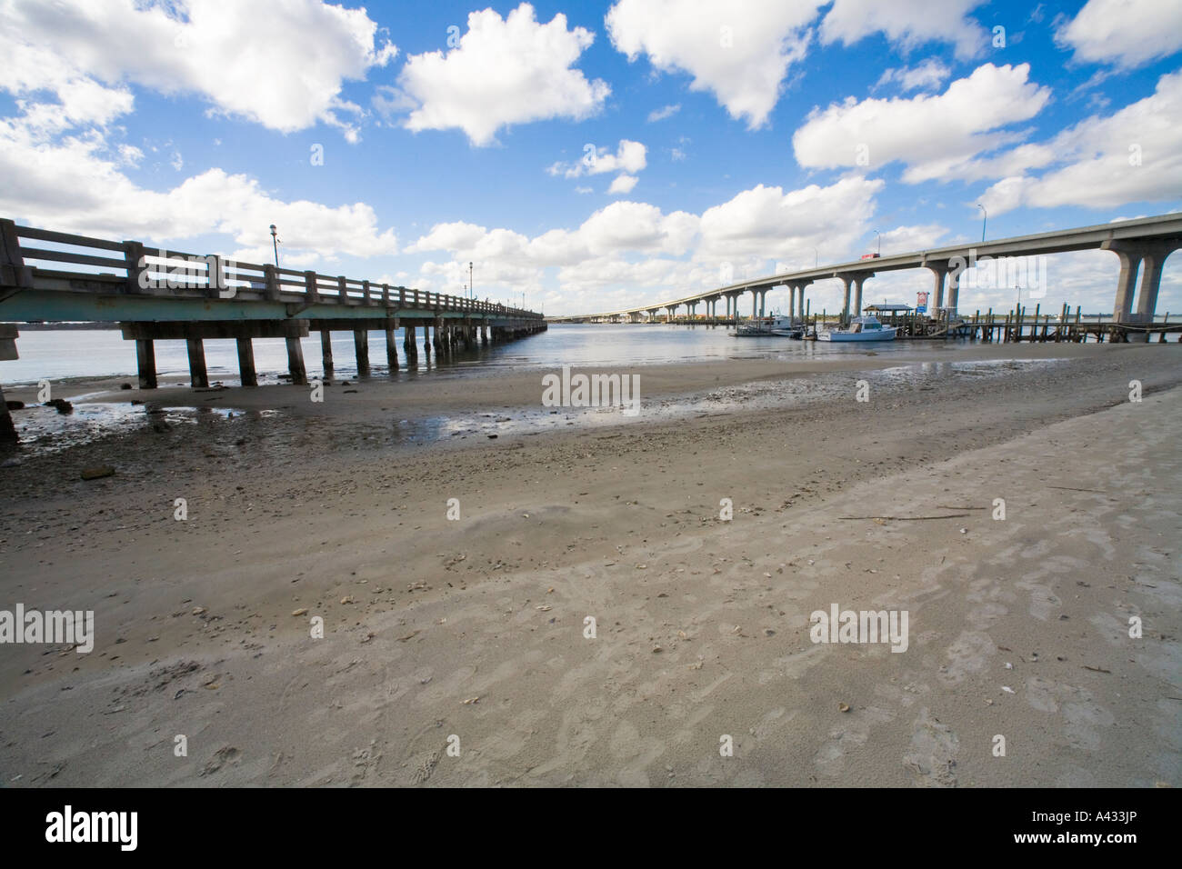 The fishing pier and bridge over the Intracoastal Waterway, Vilano ...