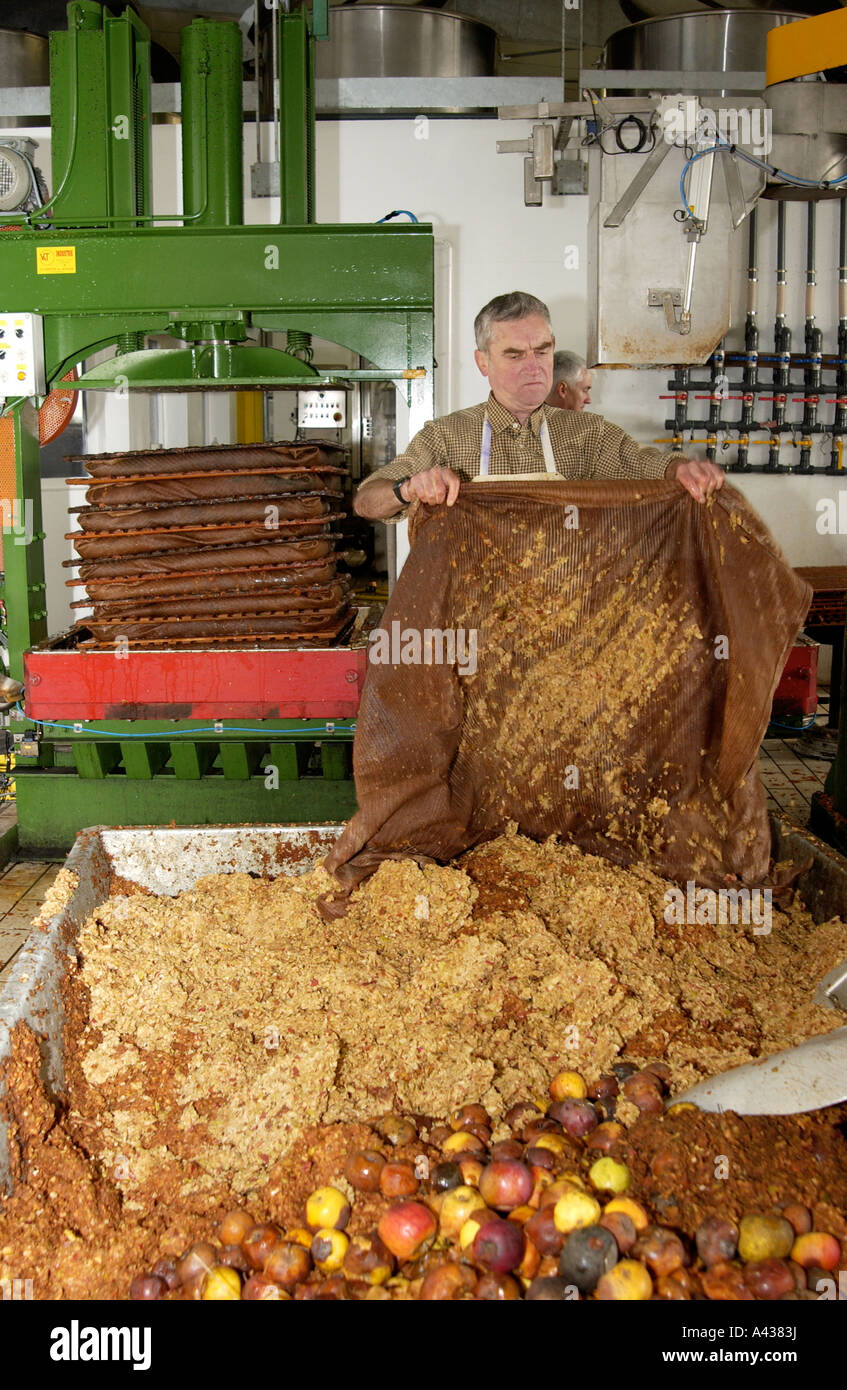 Pressing apples hi-res stock photography and images - Alamy