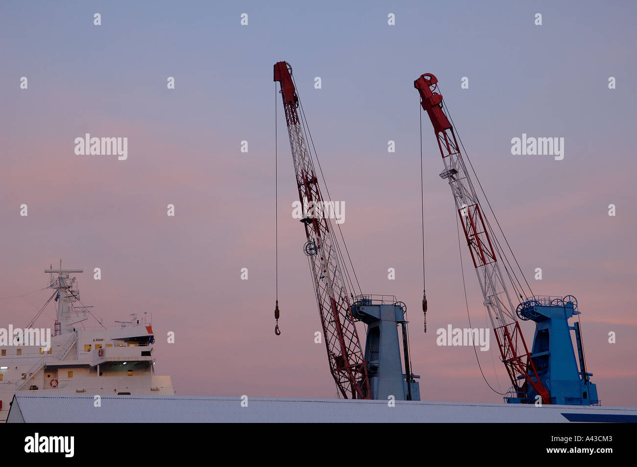 Lifting cargo cranes shipyard hi-res stock photography and images - Alamy
