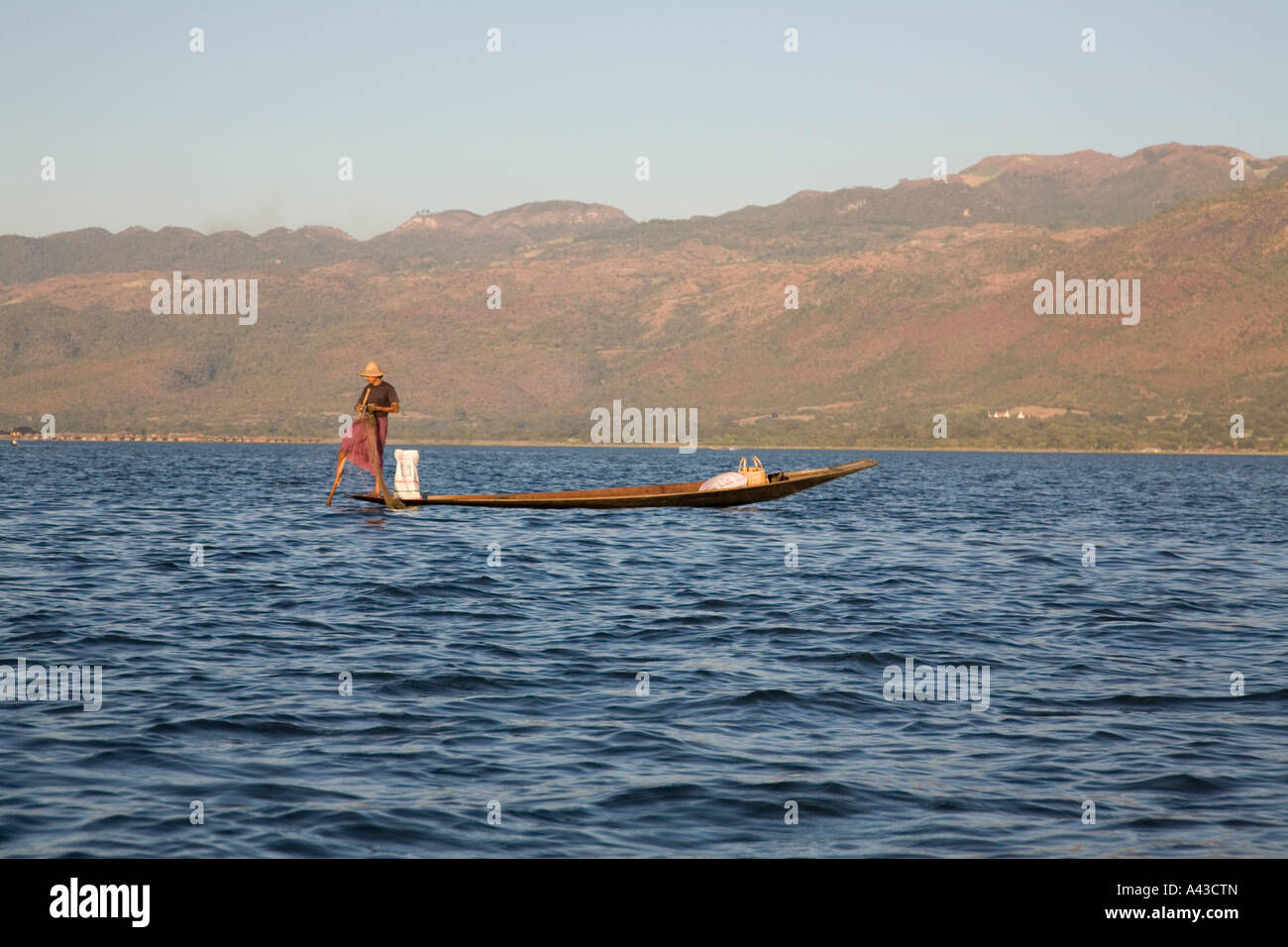 Leg rowing fisherman, Inle Lake, Myanmar Stock Photo - Alamy