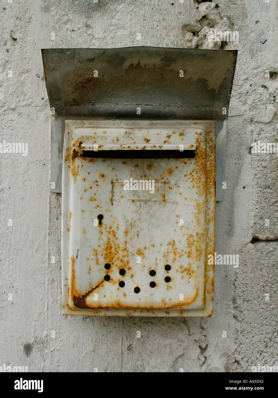 Shabby letterbox hi-res stock photography and images - Alamy