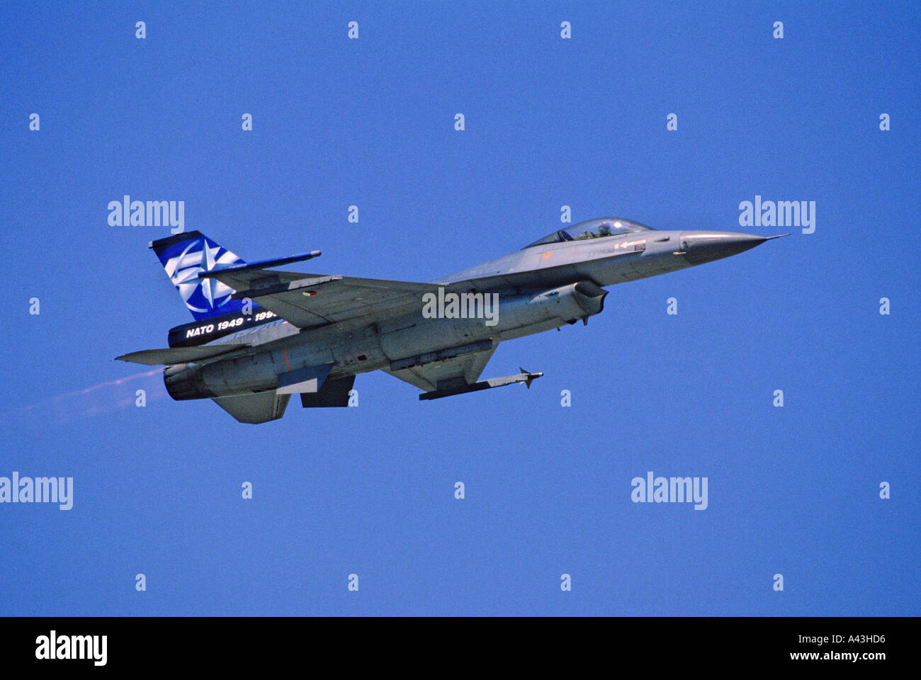 General Dynamics F-16 Fighting Falcon Stock Photo - Alamy
