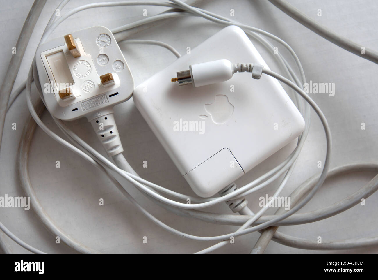 AN APPLEMAC POWERBOOK POWER CABLE Stock Photo - Alamy
