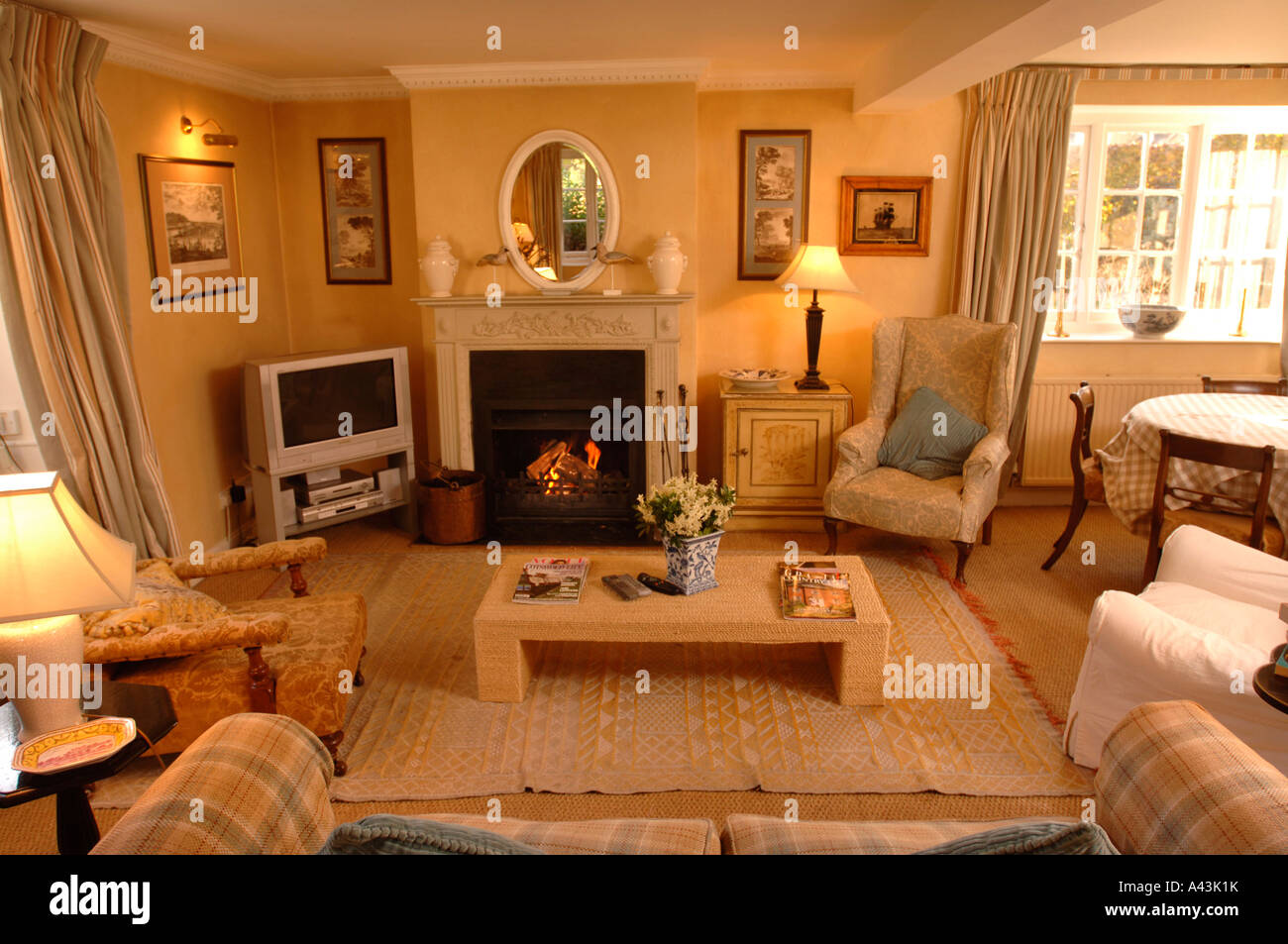 Traditional style living room tv hi-res stock photography and images ...