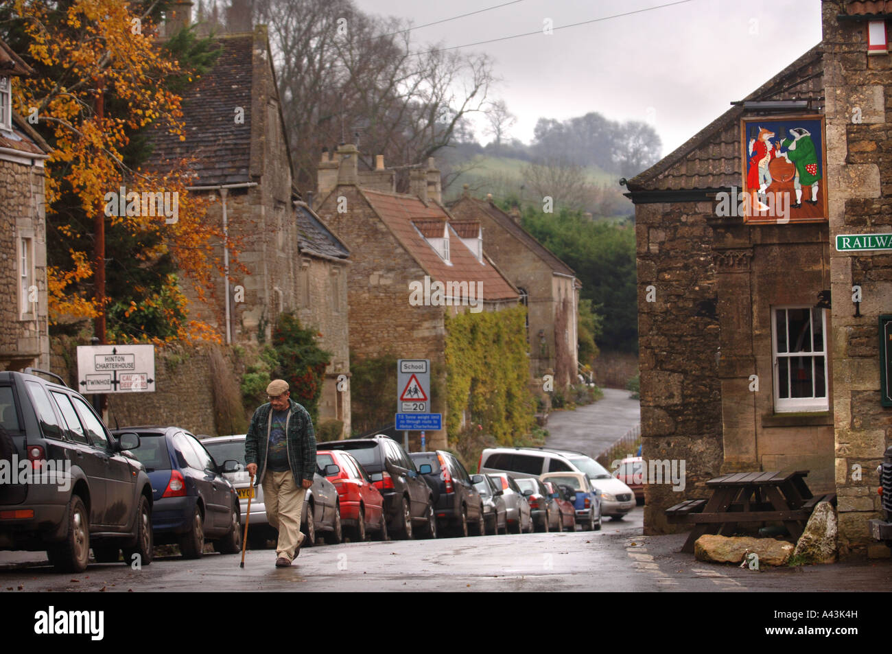 THE CENTRE OF THE VILLAGE OF WELLOW WITH CARS LINED UP OUTSIDE THE ...