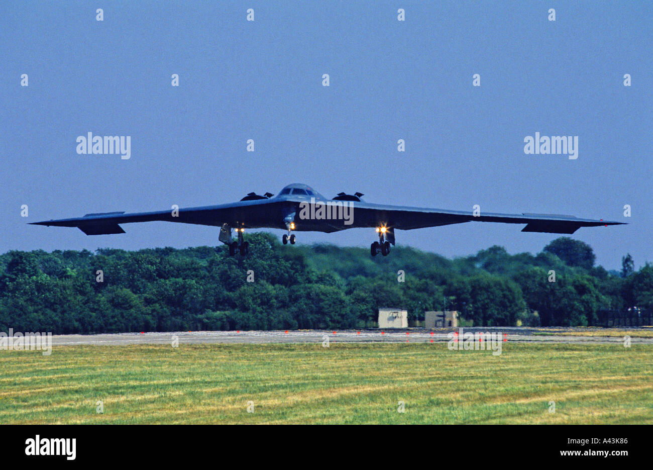 Northrop b 2 stealth bomber hi-res stock photography and images - Alamy