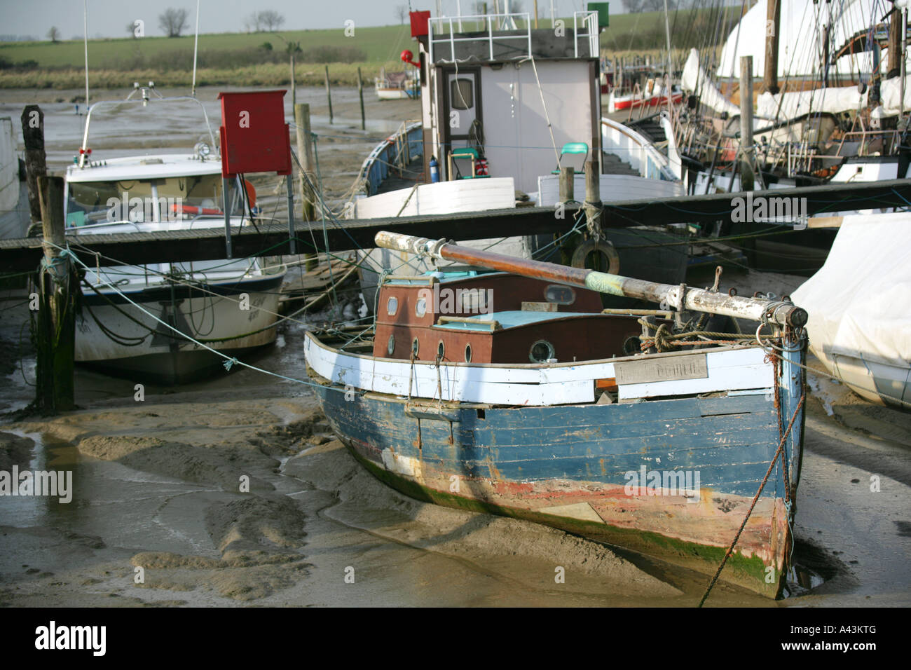 Boats stuck in mud hi-res stock photography and images - Alamy