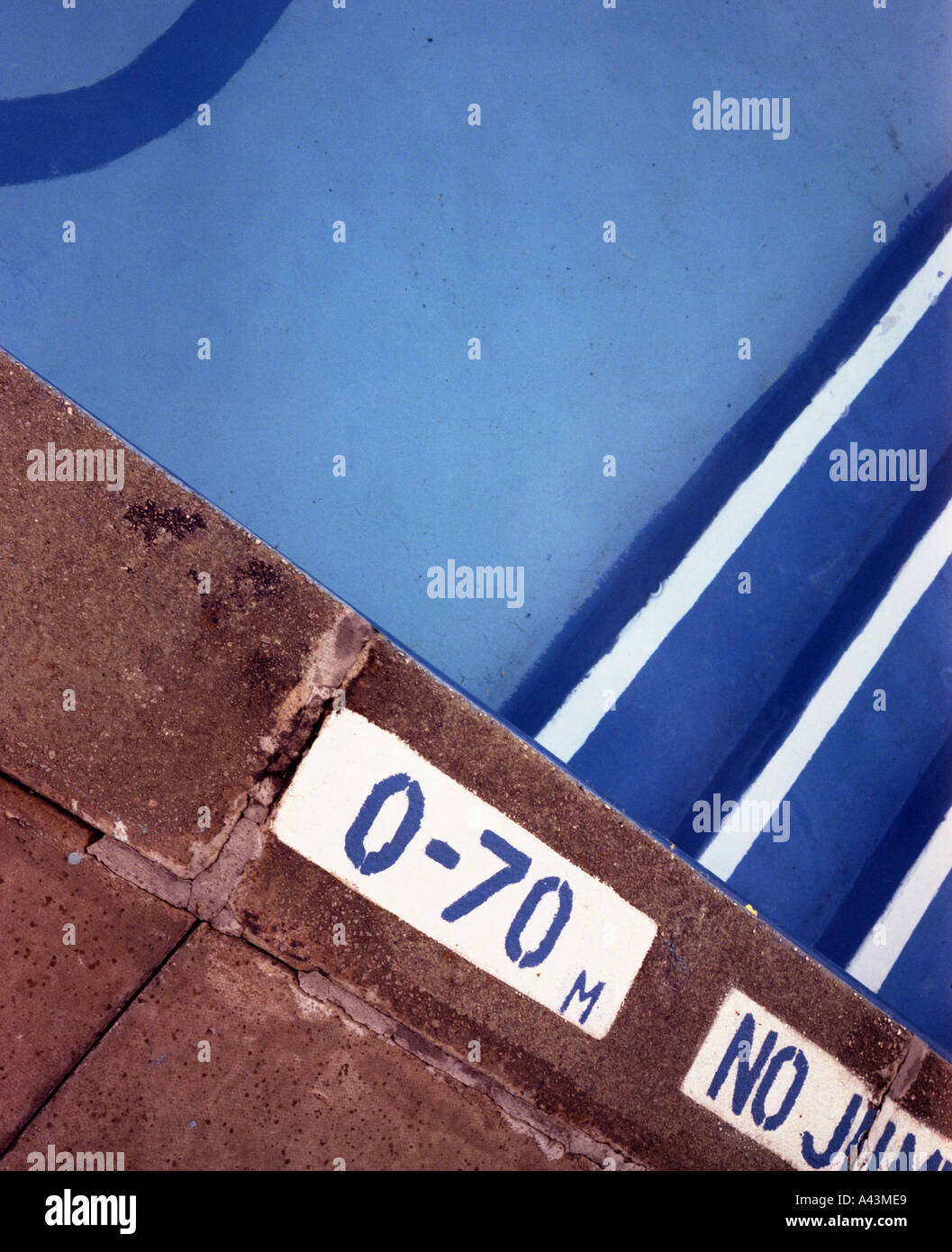 No jumping pool warning sign hi-res stock photography and images - Alamy