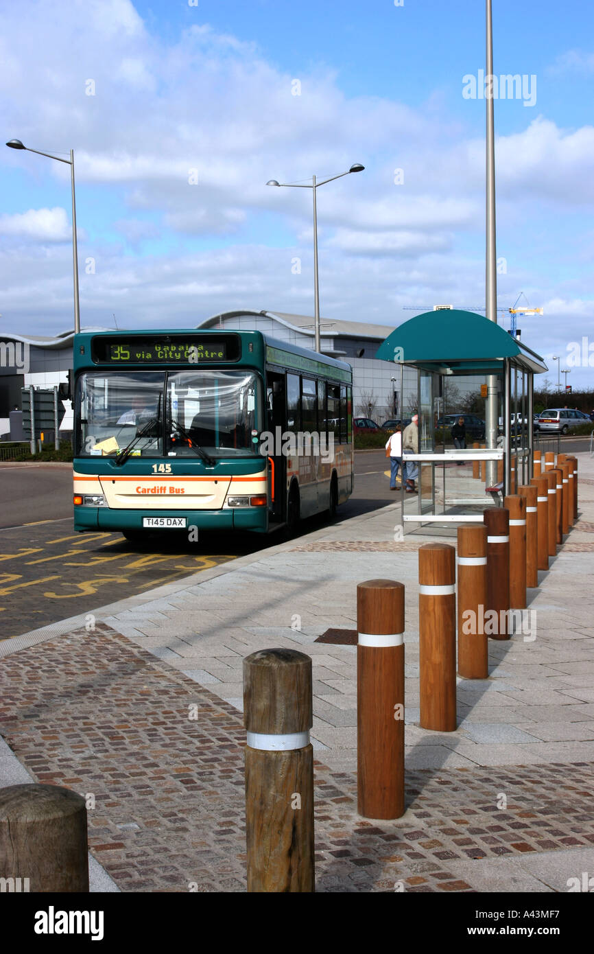 Cardiff bus hi-res stock photography and images - Alamy