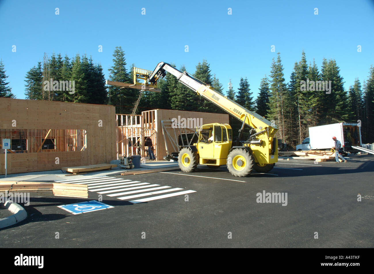 Construction worker lifting rebar hi-res stock photography and images ...