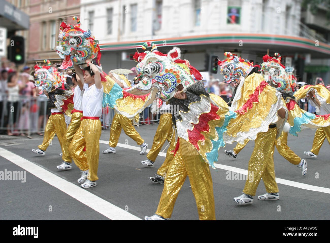 Dragon dance performers hi-res stock photography and images - Alamy