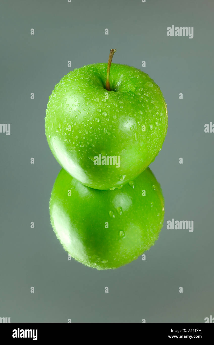 Green apple with reflection on mirror card Stock Photo - Alamy