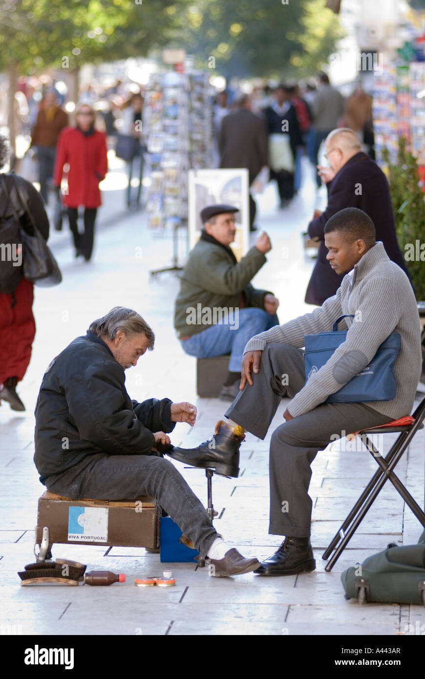 Man polishing shoe on pavement hi-res stock photography and images - Alamy