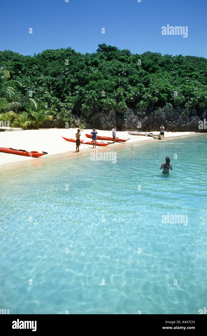 Kayakers on white sandy tropical beach Roatan Honduras Stock Photo - Alamy