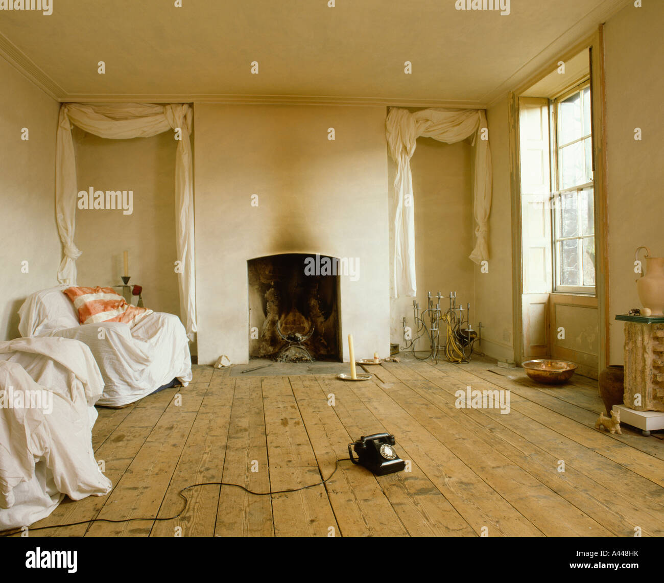 Dustsheet hi-res stock photography and images - Alamy