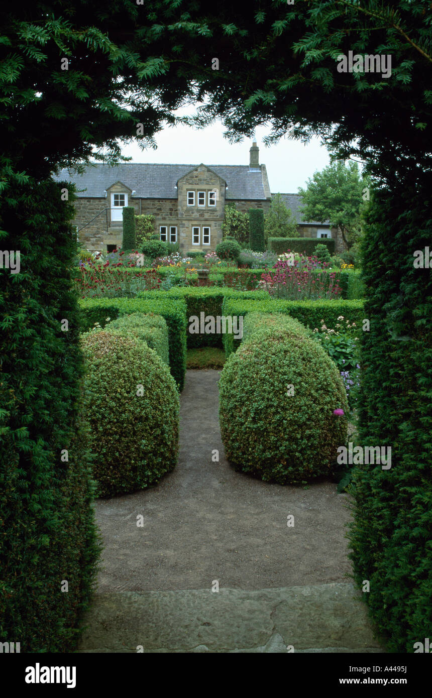 Yew hedge with arch hi-res stock photography and images - Alamy