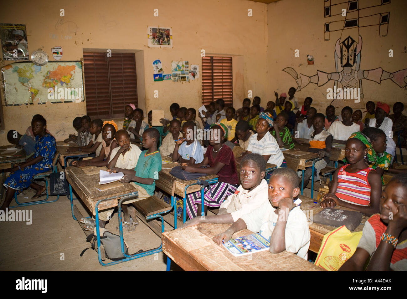 Crowded classroom africa hi-res stock photography and images - Alamy