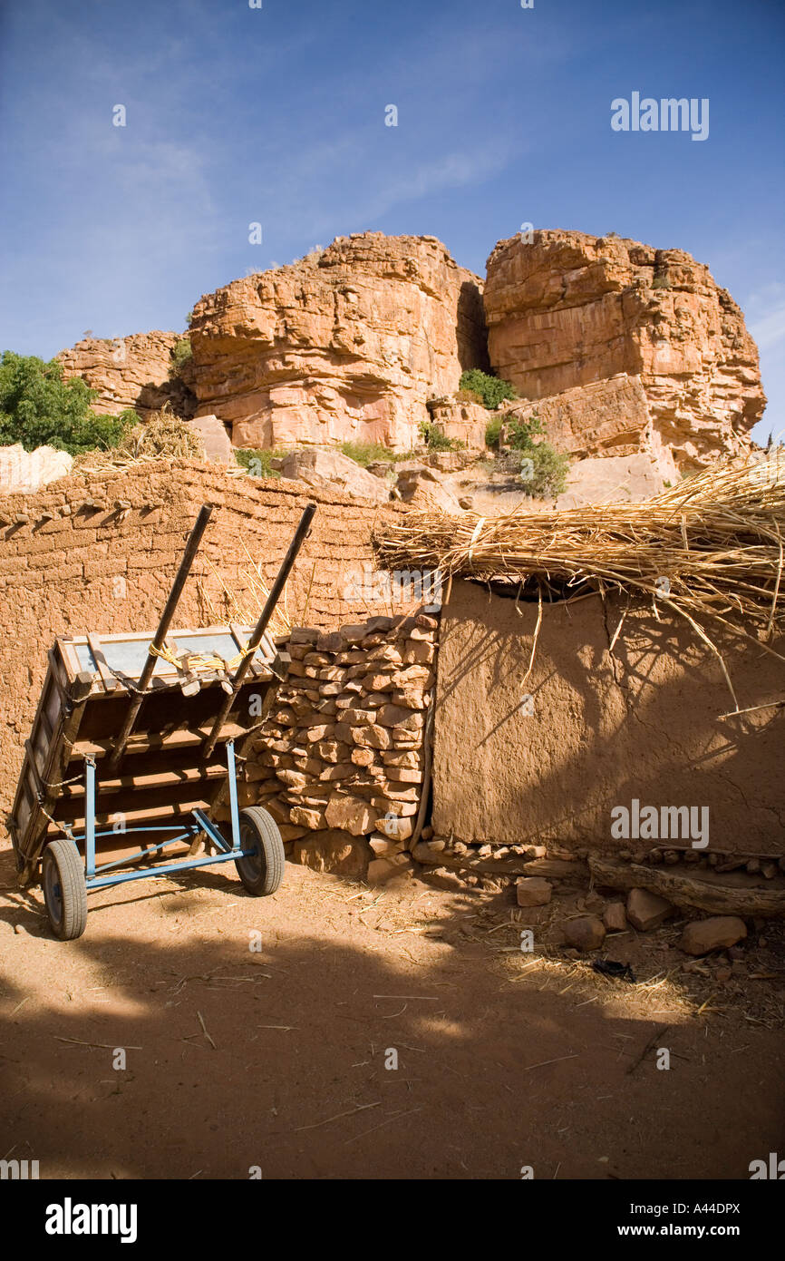 The cliffs and the village of Songo in the Dogon country, Mali, West ...