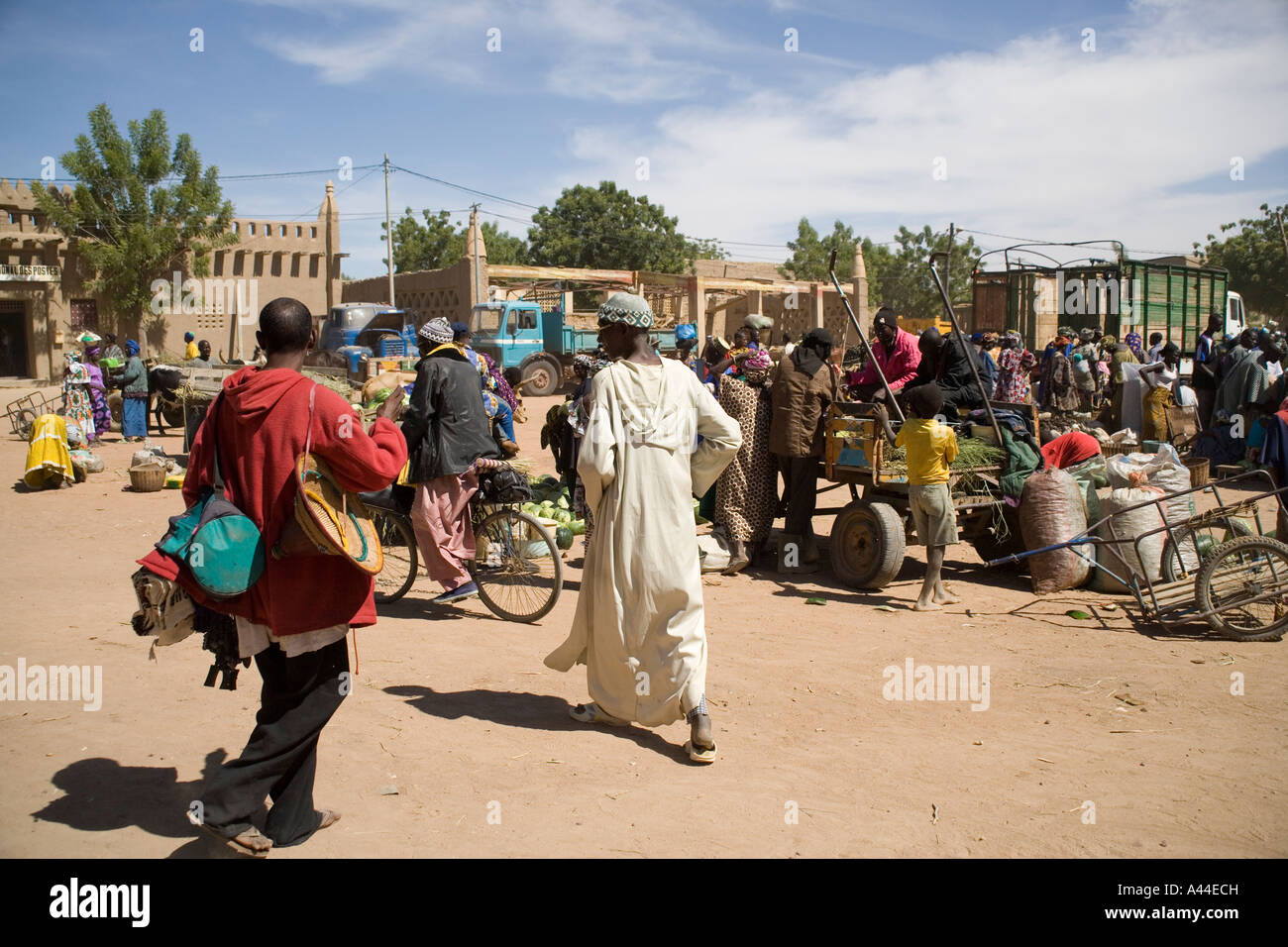Local people at the Monday market in Djenne, Mali, West Africa Stock ...