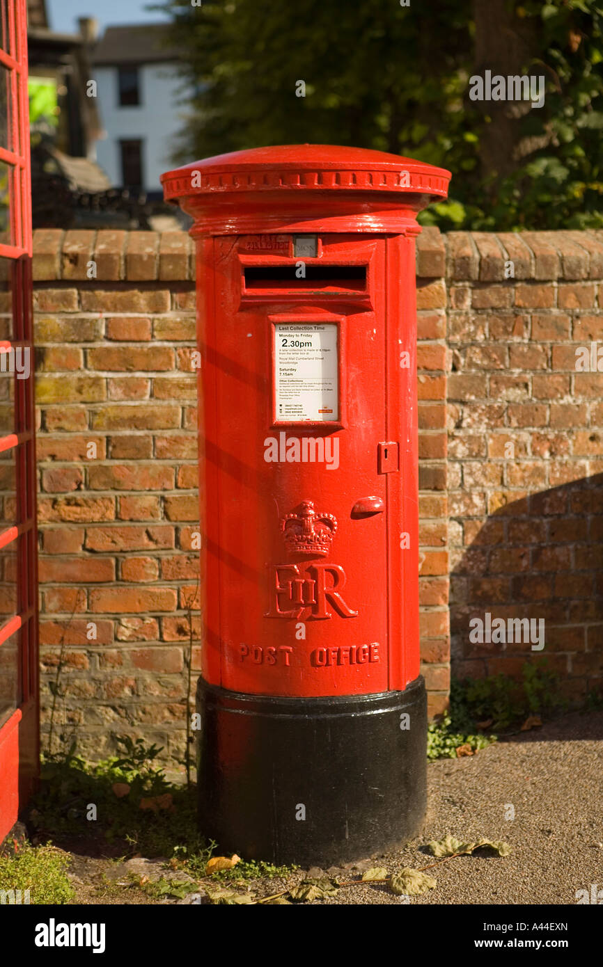 Typical red British mail box Stock Photo - Alamy