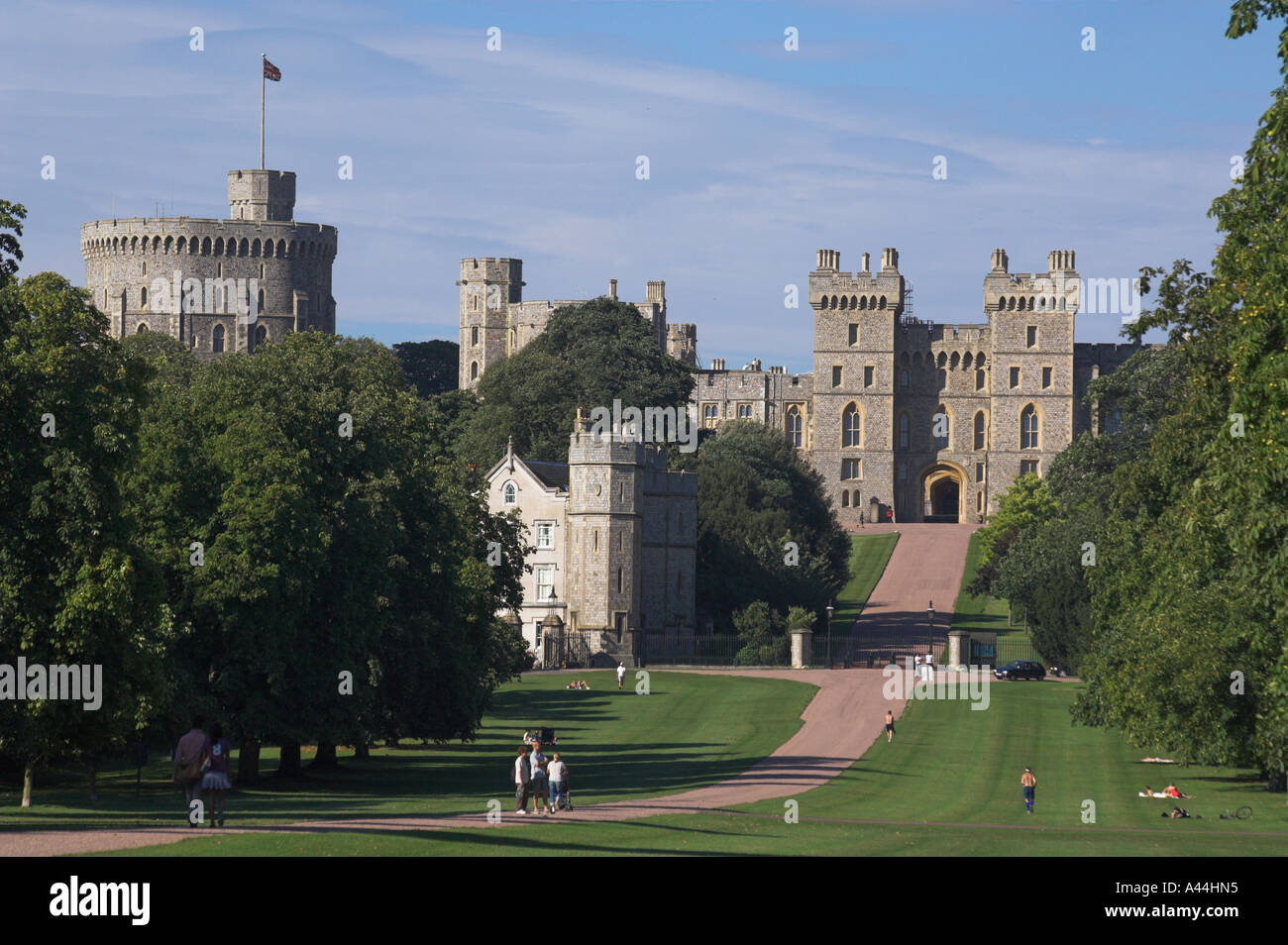 Windsor castle tree lined long walk hi-res stock photography and images ...