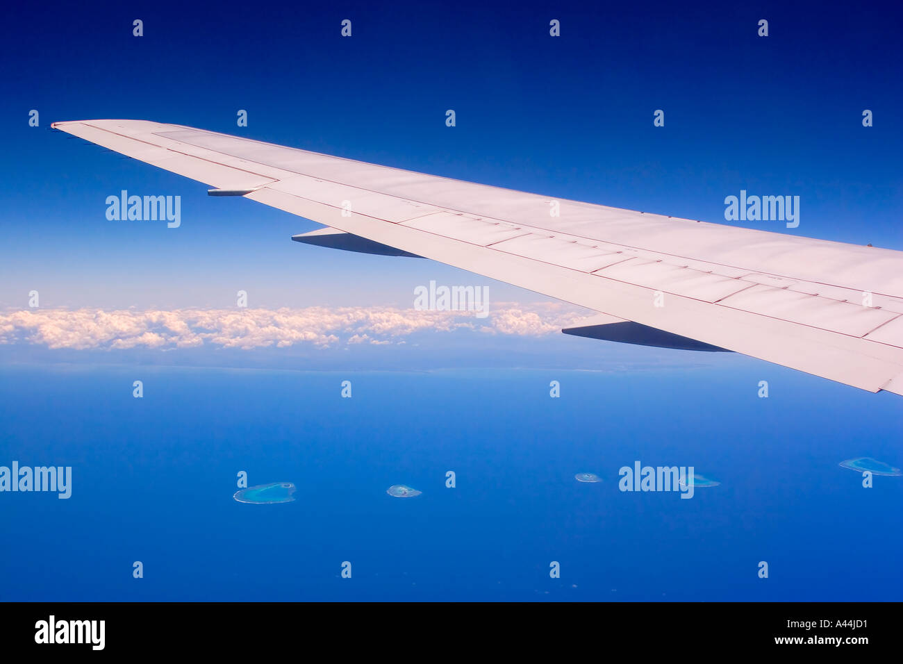 Silver aeroplane wing hi-res stock photography and images - Alamy