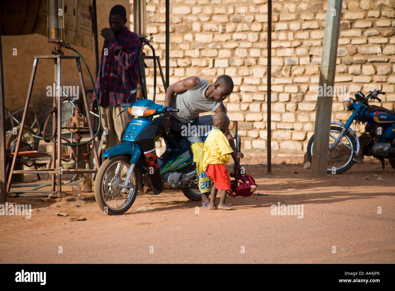 Dogon boy dogon country mali hi-res stock photography and images - Alamy