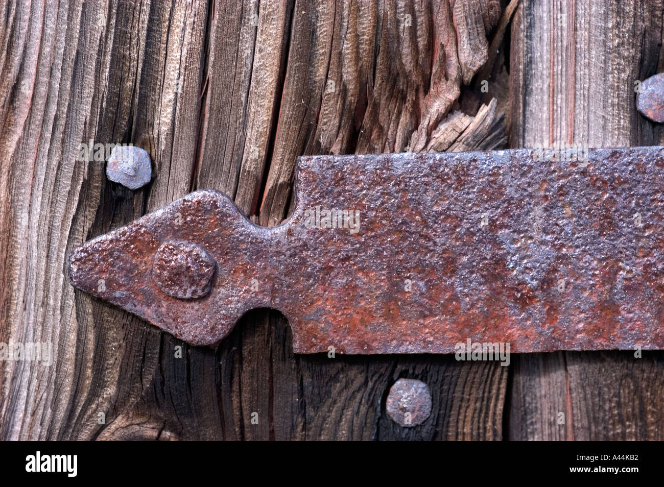 rusty hinge on barn door Stock Photo - Alamy