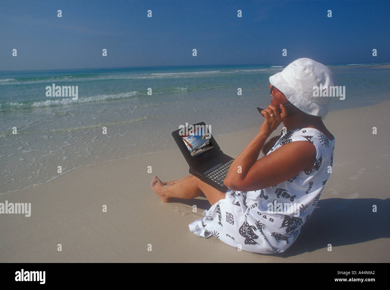 Woman relaxed beach laptop hi-res stock photography and images - Alamy