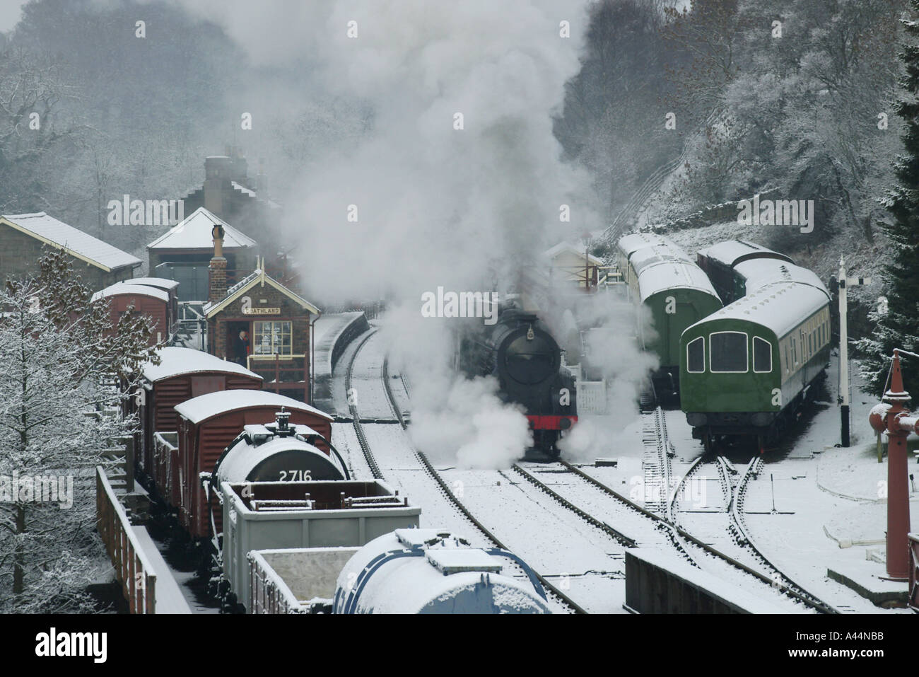 North yorkshire moors railway snow hi-res stock photography and images ...