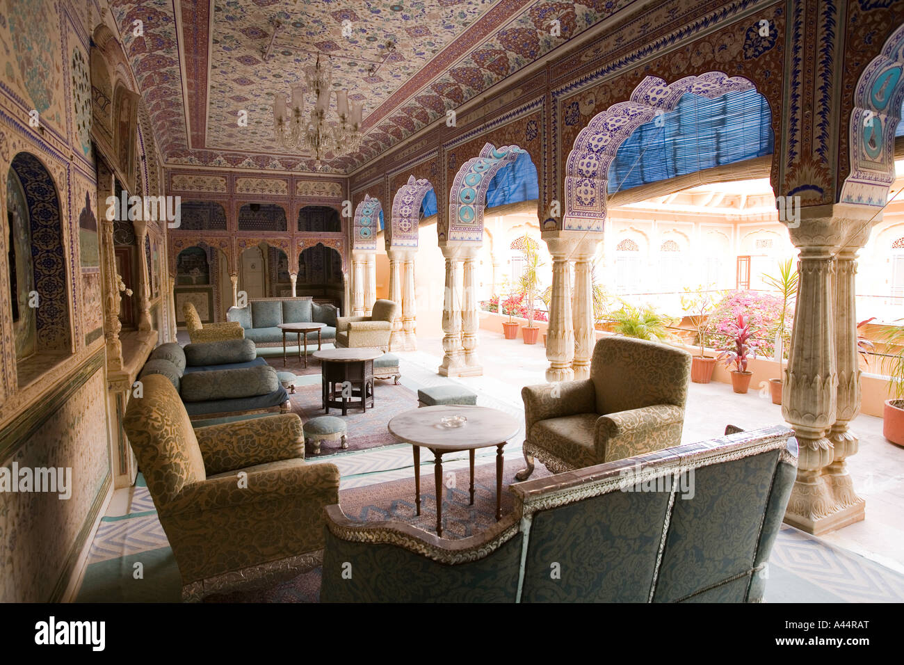 Luxurious victorian style interior hi-res stock photography and images ...