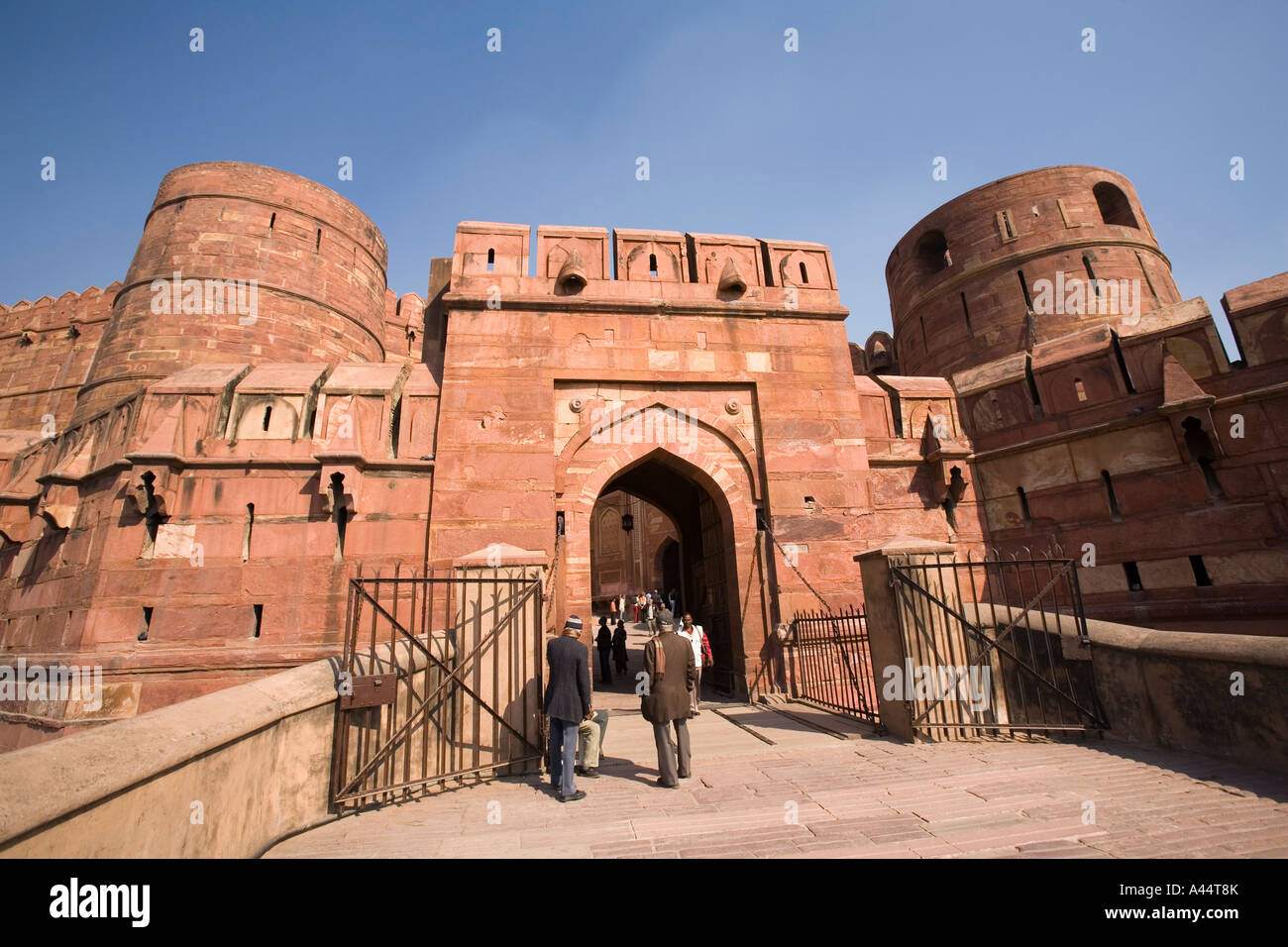 Wall and minaret of the agra fort hi-res stock photography and images ...