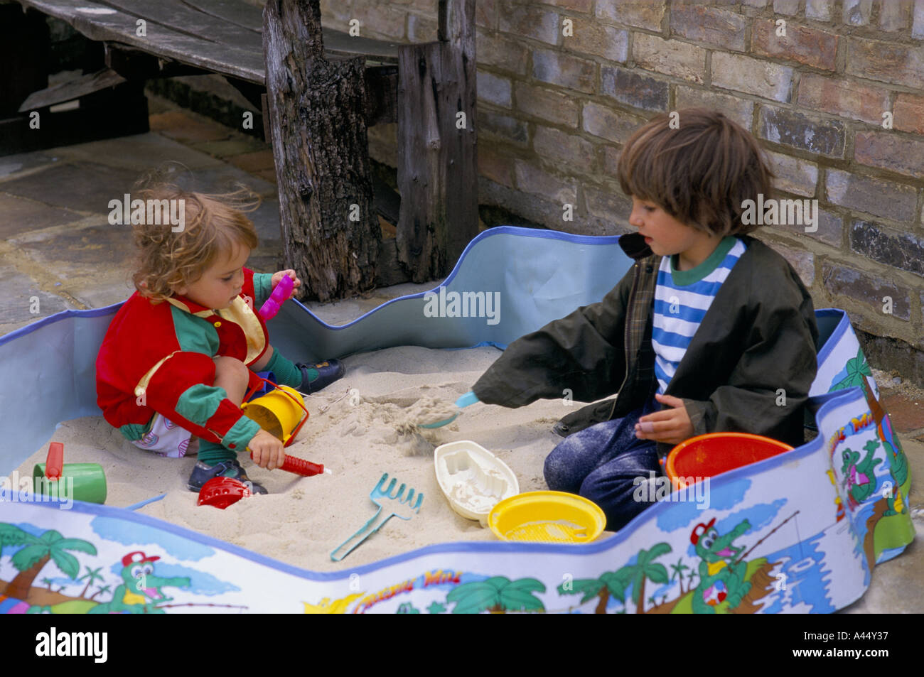 1 child playing in sand hi-res stock photography and images - Alamy