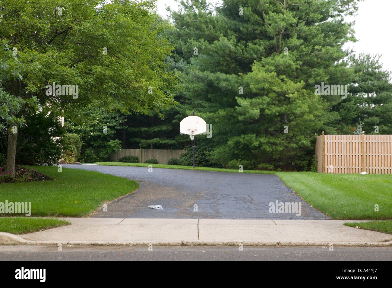 Driveway basketball hoop hi-res stock photography and images - Alamy