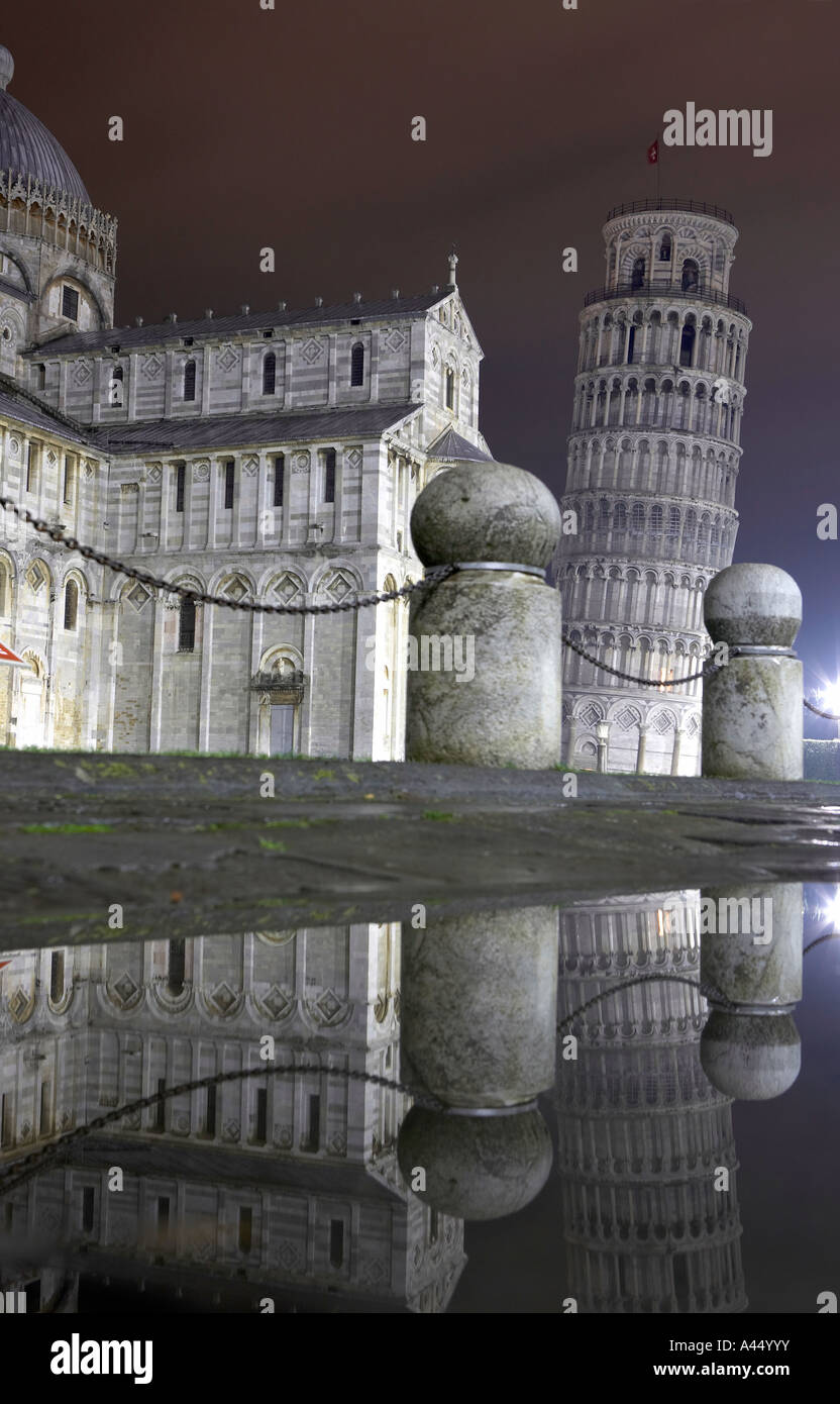 The Piazza del Duomo and the leaning tower of pisa at night, Tuscany ...
