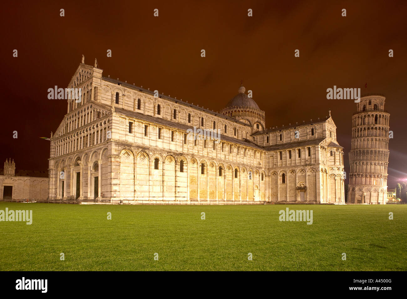 The Piazza del Duomo and the leaning tower of pisa at night, Tuscany ...