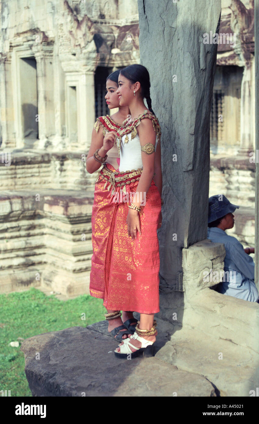 Cambodia Angkor Wat Girls Dressed In Traditional Khmer Clothes Stock ...
