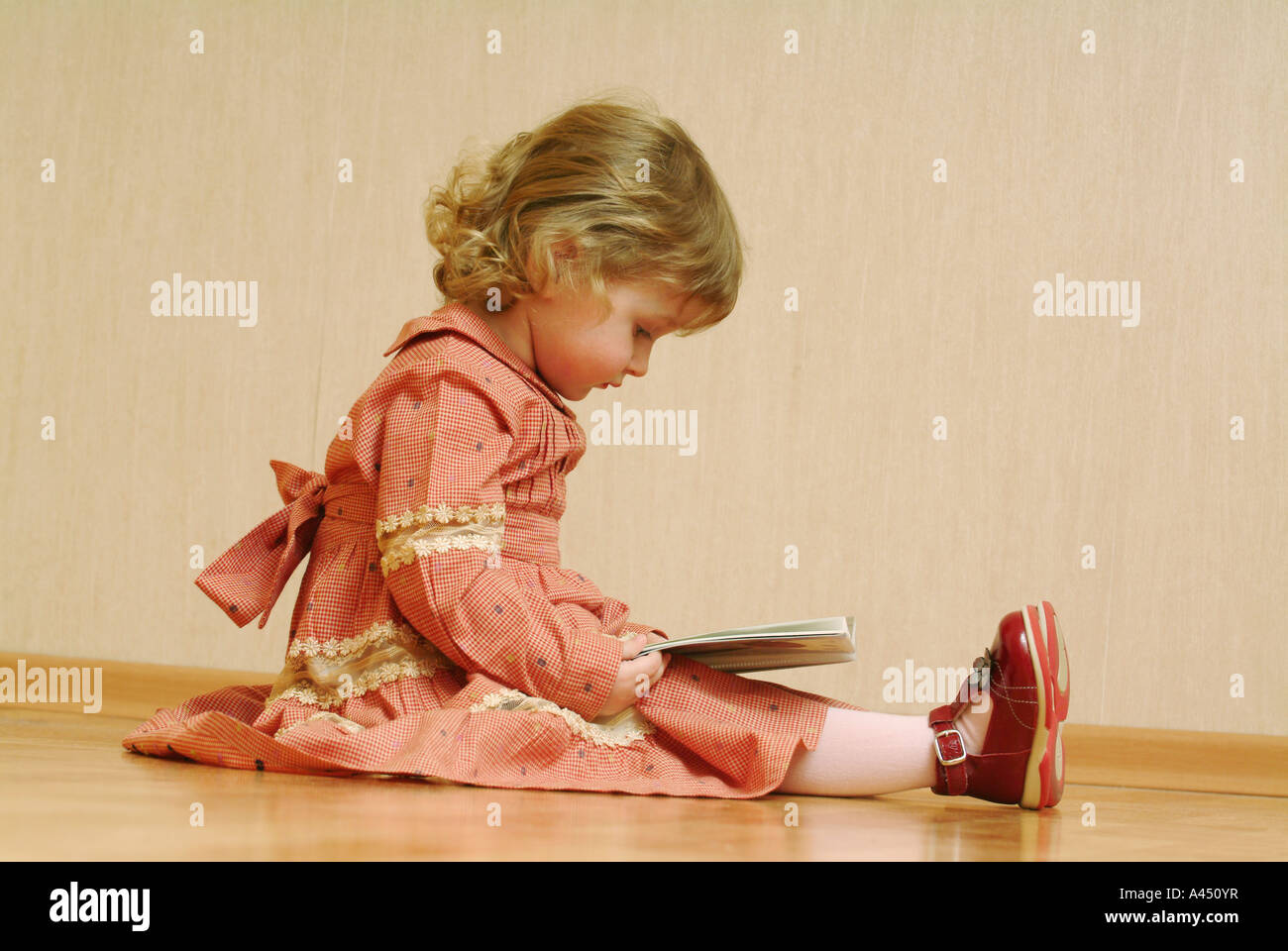 Girl reading book Stock Photo - Alamy