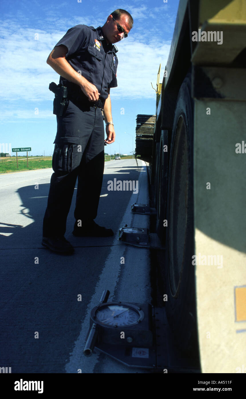 Police officer controlling truck during traffic stop Stock Photo - Alamy
