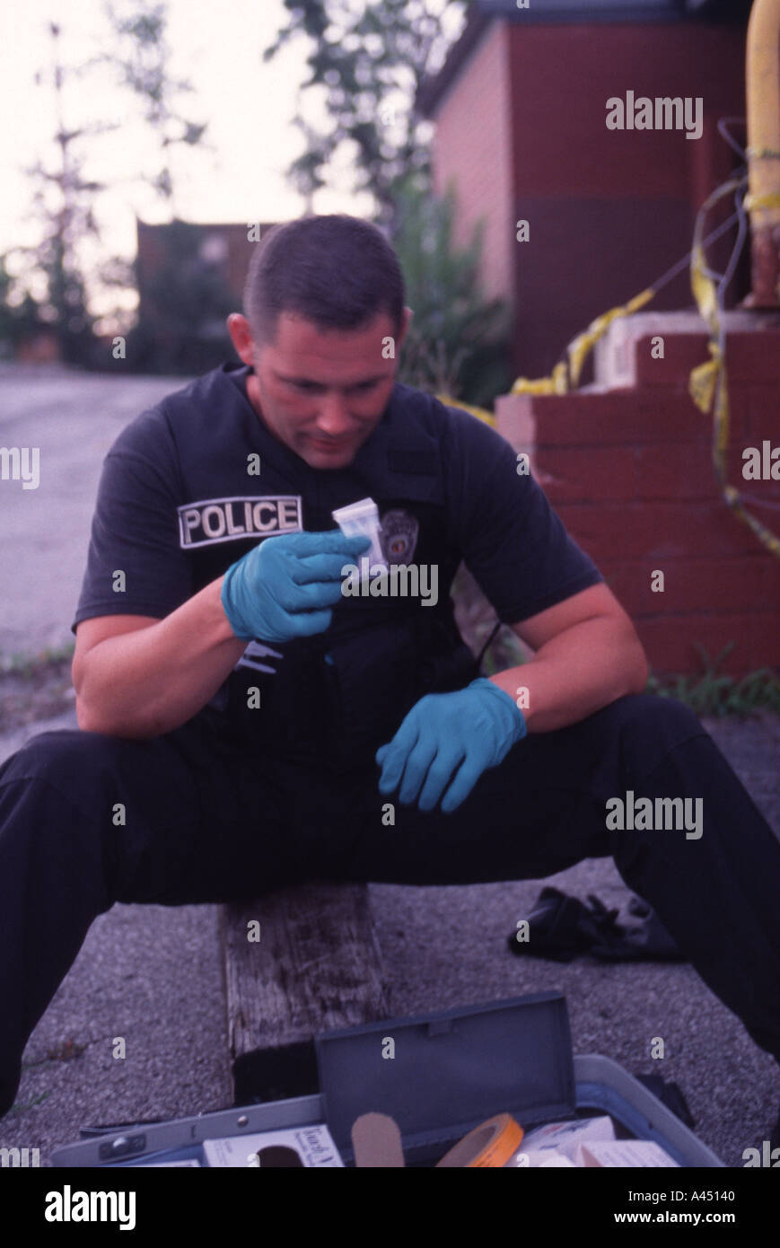 Police officer testing for narcotics in the field Stock Photo - Alamy
