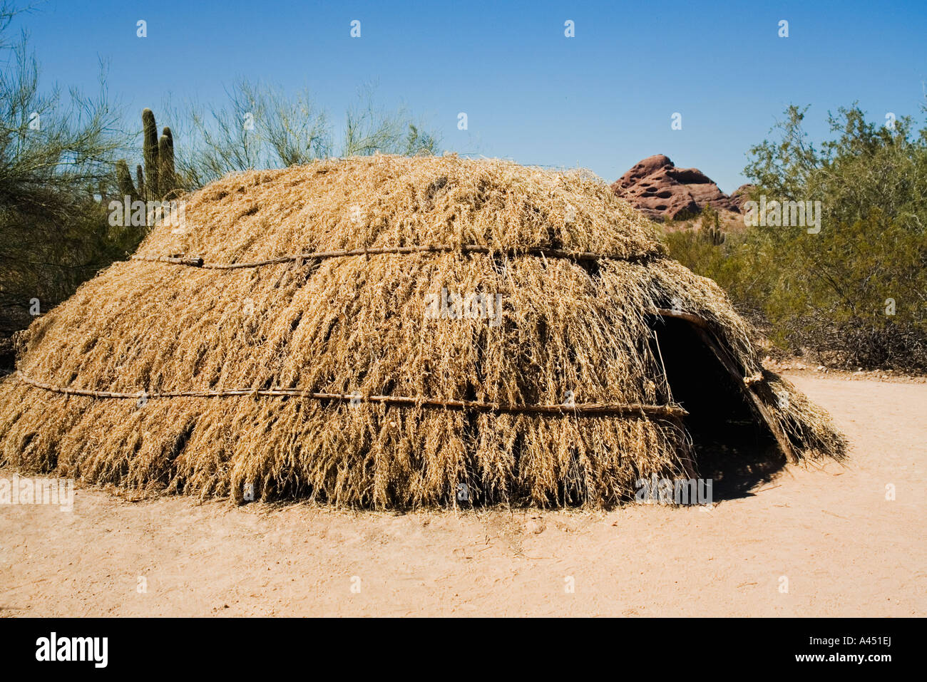 Thatched hut native american hi-res stock photography and images - Alamy