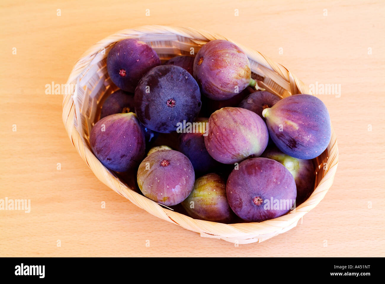 Basket of figs Stock Photo - Alamy