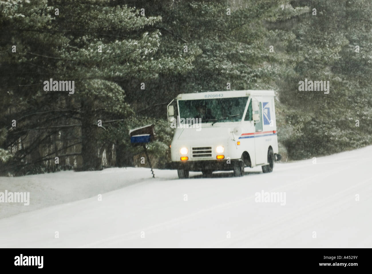 Us postal truck snow hi-res stock photography and images - Alamy