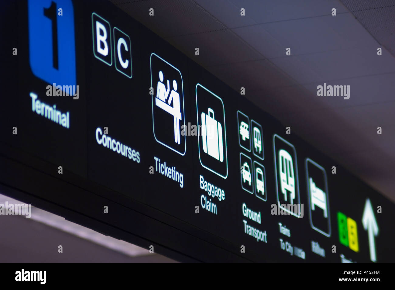 Ticketing sign airport hi-res stock photography and images - Alamy