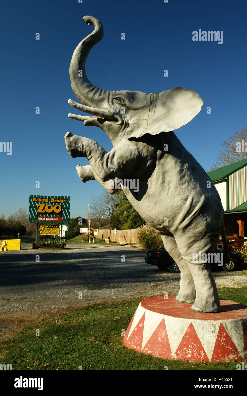 Zoo animals elephants statues hi-res stock photography and images - Alamy