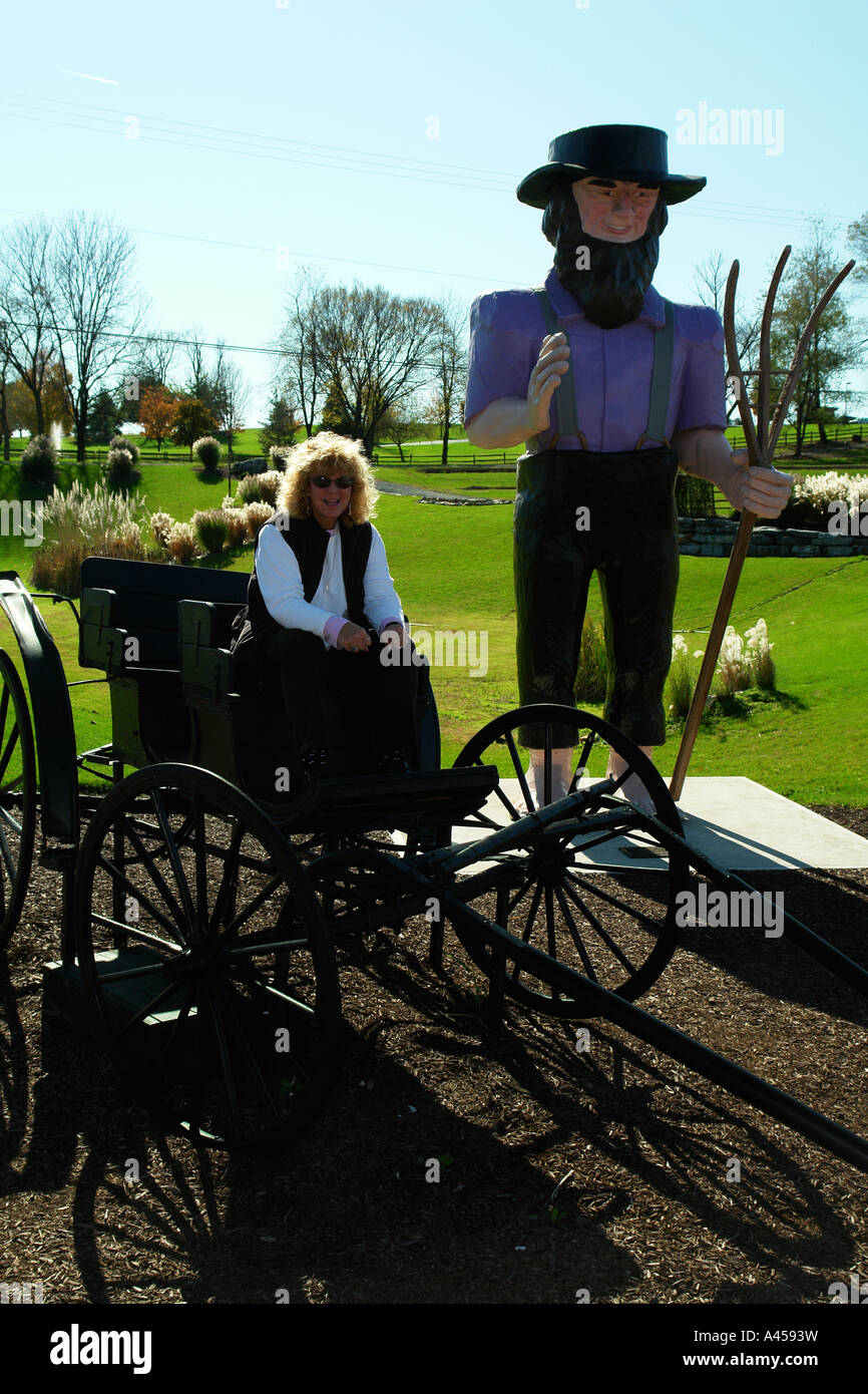 Amish farmer statue and wagon hi-res stock photography and images - Alamy