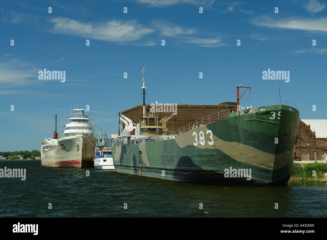 Uss lst 393 hi-res stock photography and images - Alamy