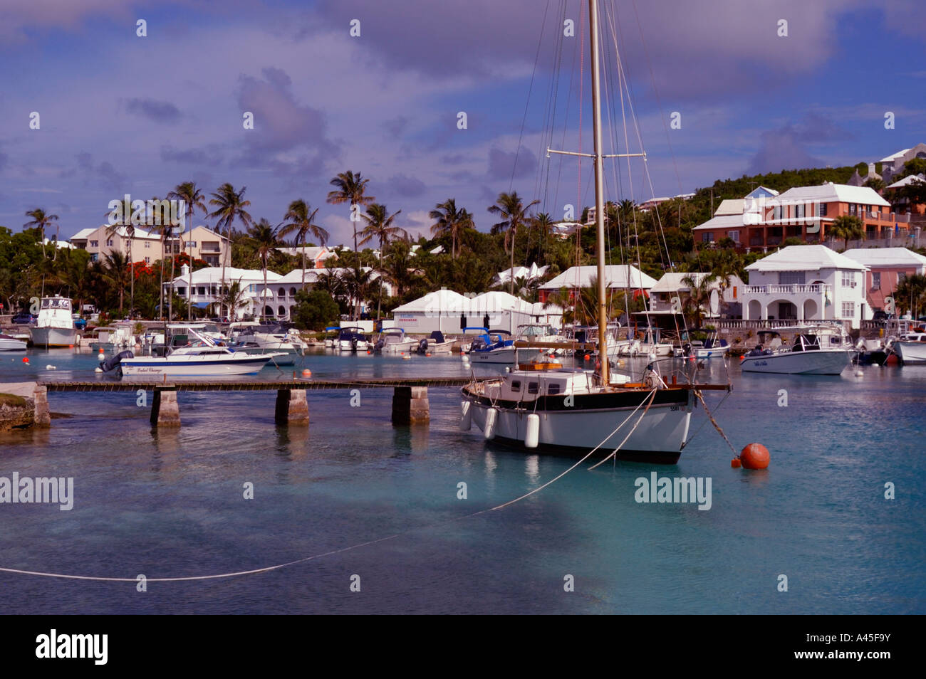 Buildings boats docks bermuda hi-res stock photography and images - Alamy