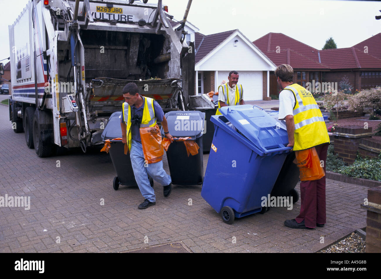 dustmen from dsd contracting at work in mid bedfordshire 1999 Stock ...